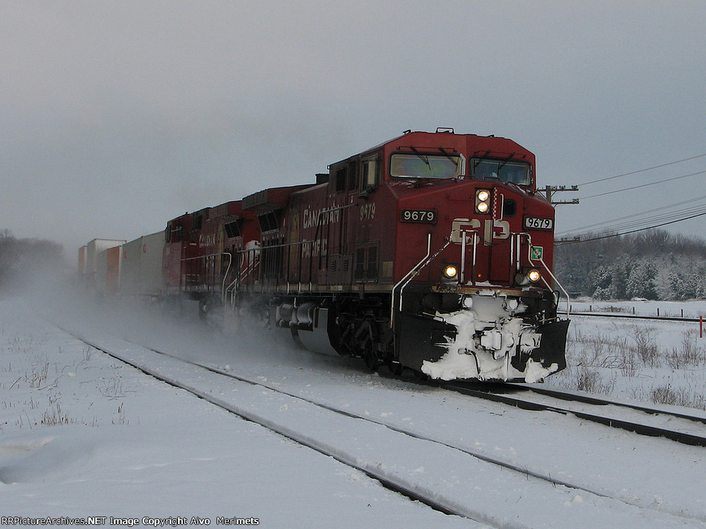 CP 9679 east at Sqicer